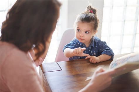 Jolie Fille Avec Maman Lisant Un Livre Photo Gratuite