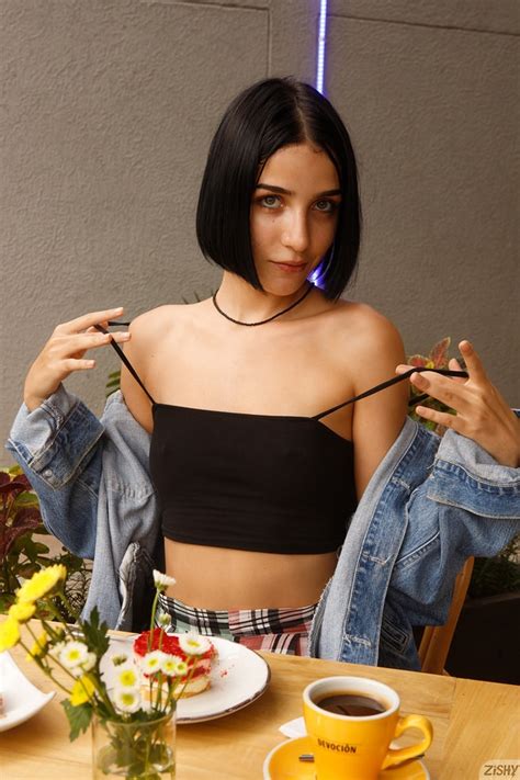 Queti Revello Model Profile