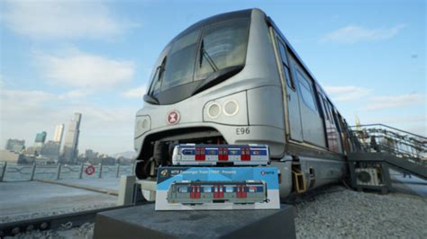 多圖｜港鐵退役「烏蠅頭」明起灣仔海濱展出 黑白手繪風車廂極富聖誕氣氛 星島日報