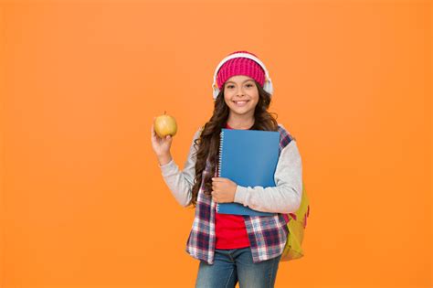 무료 인쇄 통합 문서 공부를 위한 기술 오디오 코스 학습을 위한 기술 현대 기술 교육 및 개발 어린 소녀는 학교 책 이어폰을 듣고 언어 공부 갈색 머리에 대한 스톡 사진 및