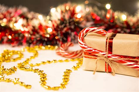 리본과 밧줄 캐러멜 지팡이로 묶인 공예 용지에 싸여 있는 상자에 크리스마스 선물 0명에 대한 스톡 사진 및 기타 이미지 0명 12월 12월 31일 Istock