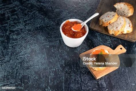 붉은 캐비어와 전채를 만들기위한 조리법 바겟 빨간 캐비어 검은 색 배경에 딜 요리 과정 위쪽 보기 검은색에 대한 스톡 사진 및 기타 이미지 Istock