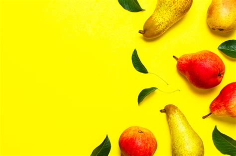 육즙이 잘 익은 신선한 녹색과 빨간색 배는 노란색 배경 플랫에 상단보기 복사 공간을 놓습니다 배와 녹색 잎이있는 창조적 인 배경 과일 배경 유기농 건강 식품 수확 개념 0