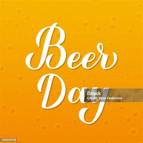 맥주 의 날 서예 손 글자 휴일은 8 월의 첫 번째 금요일에 축하합니다 배너 타이포그래피 포스터 전단지 스티커 엽서 티셔츠 등을 위한 벡터 템플릿 8월에 대한 스톡 벡터