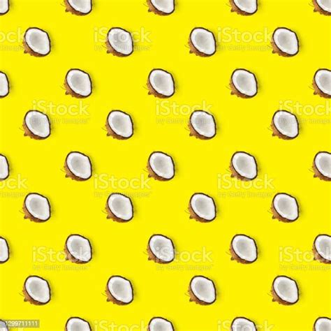 코코넛 매끄러운 패턴 노란색 배경에 고립 된 코코넛열대 추상적 배경 플랫 레이 0명에 대한 스톡 사진 및 기타 이미지 0명 갈색 개념 Istock