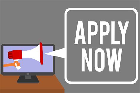 지금 적용을 보여주는 작성 하는 개념적 손 남자 직업에 관련 된 비즈니스 사진 작업을 얻으려고 사람의 행위를 보여주는 확성기 컴퓨터 화면 연설 거품 얘기를 들고 Apply