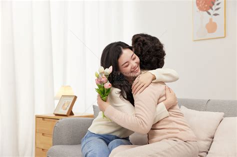 母女互相拥抱高清图片下载 正版图片507729803 摄图网 母女互相拥抱高清图片下载 正版图片507729803 摄图网