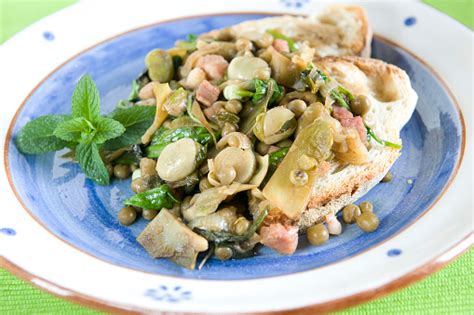 비그나롤라는 라치오 지역의 전형적인 요리이자 로마 지방의 전형적인 요리로 로마 아티초크 완두콩 넓은 콩 아스파라거스 및 기타 신선한 봄 채소를 기반으로 합니다 아티초크에