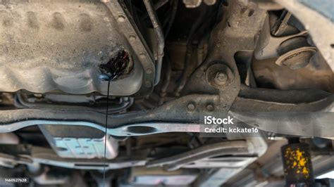 드레인 플러그를 통해 엔진에서 오래된 오일을 배출합니다 자동차 엔진의 오일 변경 자동차에서 폐유의 배출 사용 된 디젤 엔진 전원을 오일 팬에서 용기로 배출 0명에 대한 스톡