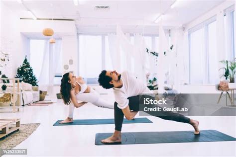 코치와 함께 바운드 리볼브 크레센트 룬지 아사나를 연습하는 스포티 한 여성 요가에 대한 스톡 사진 및 기타 이미지 요가