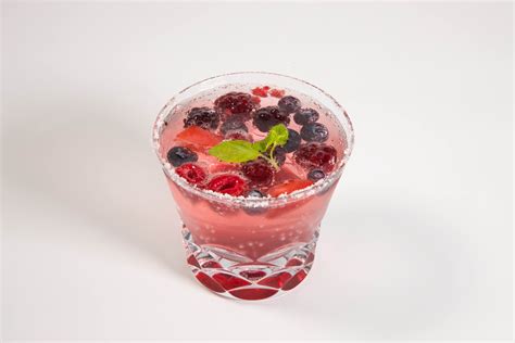 【モクテルレシピ】カシス色のグラデーションがおしゃれなノンアルコール「カシスとベリーのソーダ」の作り方 おうちでモクテル