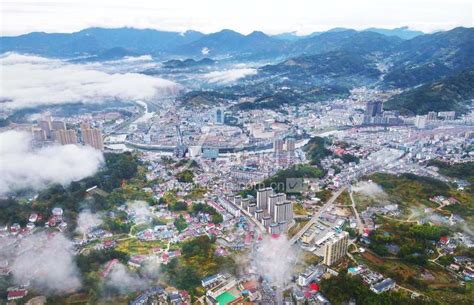 安徽岳西秀美山城 人民图片网