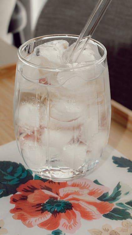 가정 가정의 감기 고립된 깨끗한 꽃무늬 냉각 냉장고 단순함 라이프스타일 맑은 무알콜 물 미니멀리스트