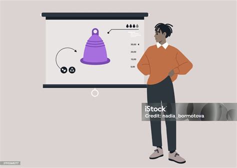 교육자는 생리컵을 전시하는 프로젝션 옆에 자신 있게 서서 열린 토론을 위해 설계된 워크숍 환경에서 생리컵의 이점 사용 및 건강 영향에 대한 필수적인 통찰력을 공유합니다 건강