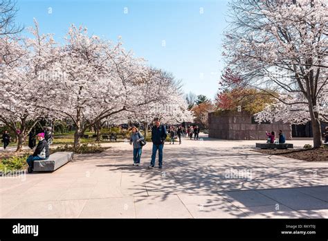 Washington Dc Usa April 5 2018 Tourists Walking By Franklin Delano