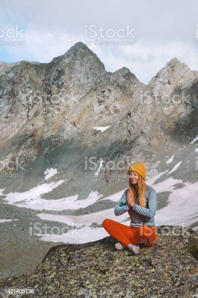 산에서 요가 연습을 명상하는 여자 여행 건강한 라이프 스타일 정신 건강 휴식 여름 방학 야외 자연과의 조화 Mental Wellbeing에 대한 스톡 사진 및 기타 이미지