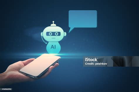 파란색 배경에 텍스트에 대한 말풍선이 있는 창의적인 Ai 로봇 홀로그램이 있는 스마트폰을 들고 있는 여성의 손을 닫습니다