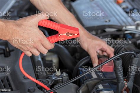 점퍼 케이블의 세트와 함께 다른 차에서 자동차 배터리를 충전 개체 그룹에 대한 스톡 사진 및 기타 이미지 개체 그룹 교통수단 긍정적인 감정 표현 Istock