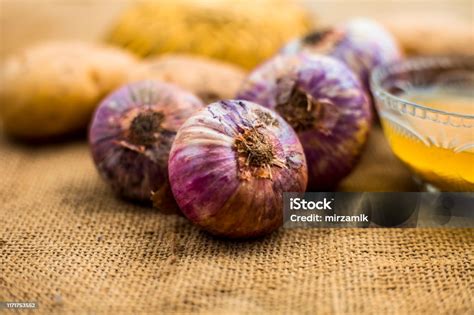 표면에 생 감자와 양파와 함께 유리 그릇에 감자 주스와 양파 주스 인 재료로 구성된 최고의 지구 성장 증폭 물약 성장 개념에 대한 스톡 사진 및 기타 이미지 Istock