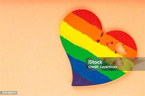 산호 배경에 무지개 심장입니다 Lgbt 평등권 운동과 양성 평등 개념 평면도 복사 공간 Lgbt 프라이드의 달에 대한 스톡 사진 및 기타 이미지 Istock