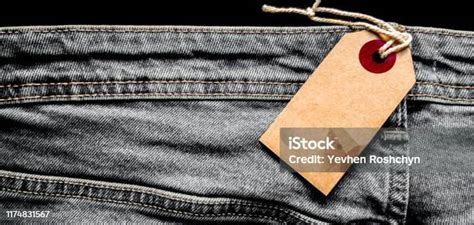 텍스트에 대한 빈 골판지 흰색 가격 태그와 클로즈업 청바지 파란색 청바지에 흰색 모형을 태그합니다 복사 공간을 비웁습니다 배경