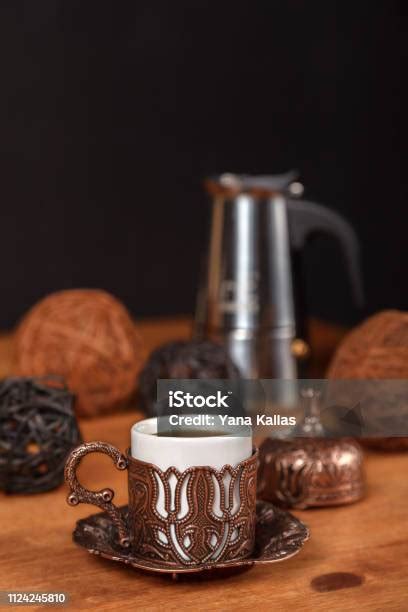 풍부한 작은 전통적인 터키 양각된 구리 컵 금속 커피 포트와 함께 나무 바탕에 강한 블랙 커피에 대 한 장식 커피는 카페에 대 한 개념 가득 찬에 대한 스톡 사진 및 기타