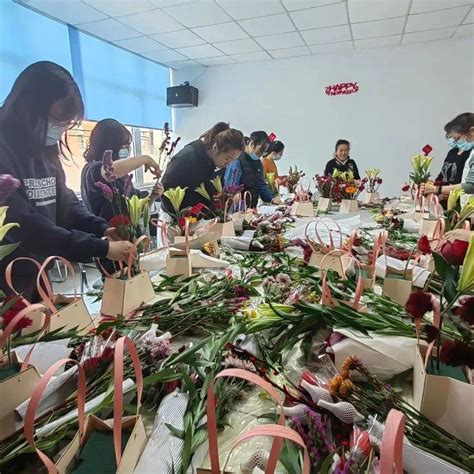 新时代文明实践花香浮动熠熠芳华青岛市市南区湛山街道盐城路社区开展女神节创意插花DIY活动 艺术 插花 湛山街道