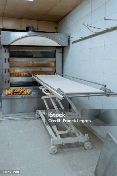 프랑스 제네빌리어스 03 11 2022 장인 제빵사 및 페이스트리 셰프 빵집에서 빵 오븐에서 구운 프렌치 바게트 0명에 대한 스톡 사진 및 기타 이미지 Istock
