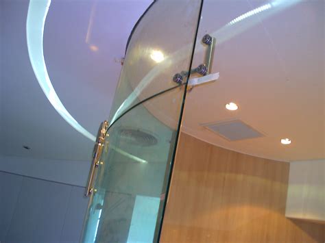 งานห้องกระจกโค้งวงกลม ผนังกระจกกั้นห้อง ประตูกระจกบานเปิด ในโชว์รูม