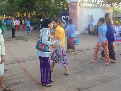 စစ္ေဘးသင့္ျပည္သူမ်ားအား ေထာက္ပံ့ရန္ ပဲခူးတြင္ လူငယ္မ်ား အလႉခံ ဓာတ္ပုံ