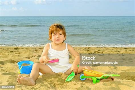행복함 유아 여자아이 게임하기 자신의 장난감 해변에서 놀기에 대한 스톡 사진 및 기타 이미지 놀기 명랑한 모래 Istock