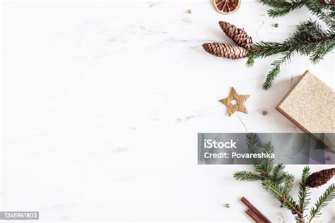 크리스마스 구성 크리스마스 선물 전나무 나뭇 가지 대리석 배경에 황금 장식 플랫 레이 상단 뷰 복사 공간 크리스마스에 대한 스톡 사진 및 기타 이미지 Istock