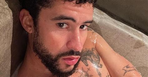 Bad Bunny Se Desnudó En Sugerentes Imágenes De Un Baño De Burbujas
