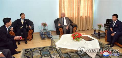 북한 간부들 주북 쿠바 대사관 방문 연합뉴스