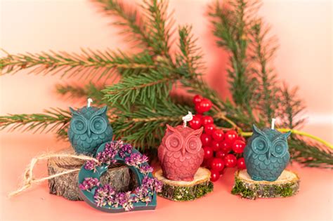 분홍색 배경에 올빼미의 형태로 천연 왁스로 만든 수제 꿀 촛불 천연 소재의 요소 크리스마스 또는 새해 구성 엽서 사진 0명에 대한 스톡 사진 및 기타 이미지 Istock