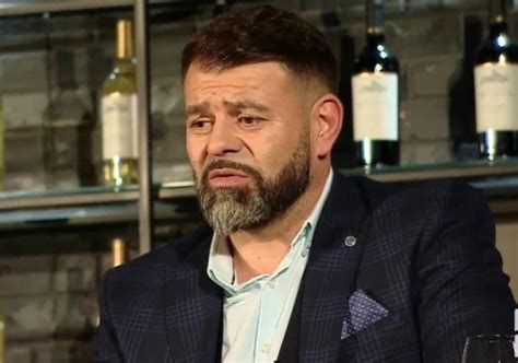 „აუ­ცი­ლებ­ლად დავ­დებ ძა­ლი­ან დიდ პლა­კატ­ზე ჩემი გა­ხეთ­ქი­ლი ხე­ლის ფო­ტოს“ როგორია გუ­რამ