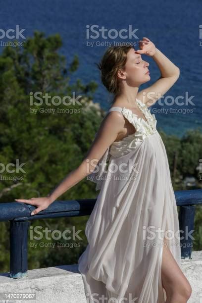 꽃무늬 원피스 수영복 검은색 선글라스 밀짚모자를 쓰고 열대 리조트에서 더운 여름날을 즐기는 세련된 패셔너블한 여성 35 39세에 대한 스톡 사진 및 기타 이미지 Istock