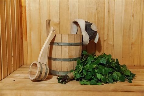 인테리어 세부 핀란드어 사우나 한증막 목욕탕 전통적인 사우나 액세서리 분지 자작 나무 빗자루 스쿱 펠트 모자 대중목욕탕에 대한 스톡 사진 및 기타 이미지 Istock