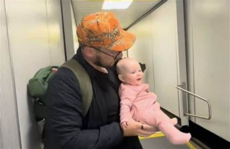 Pappa Blir Viral Efter Att Ha F Tt Sin Dotter Att Be Om Urs Kt Till Passagerarna Efter En