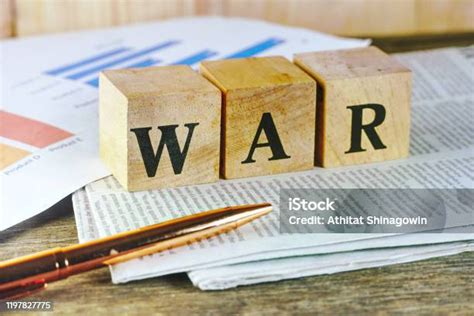 나무 큐브 블록에 텍스트 전쟁 은 신문에 누워 차트 종이와 골드 펜 비즈니스 뉴스 개념으로 장식 개념에 대한 스톡 사진 및 기타 이미지 Istock