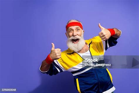 복고풍 활동복을 입은 활기찬 노인이 피트니스를 위해 활기찬 배경에 엄지 손가락을 치켜 올리는 제스처를 취하고 있습니다 노인에 대한 스톡 사진 및 기타 이미지 Istock