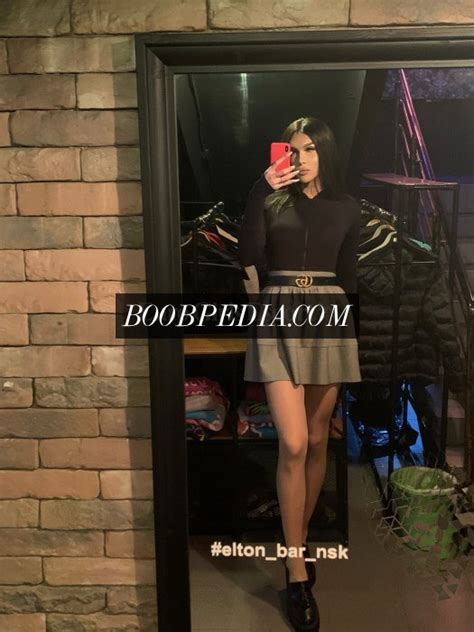 Роскошная малышка с ослепительной улыбкой и упругой попкой получаю максимальное удовольствие от