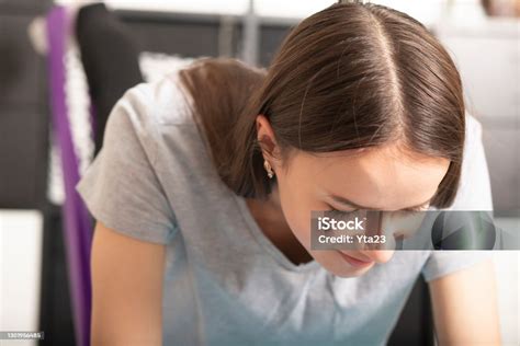 스포츠와 스트레칭 신축성 있는 밴드와 집에서 운동 십대 소녀는 방에서 피트니스에 종사 16 17 살에 대한 스톡 사진 및 기타 이미지 16 17 살 가정 생활 가정의