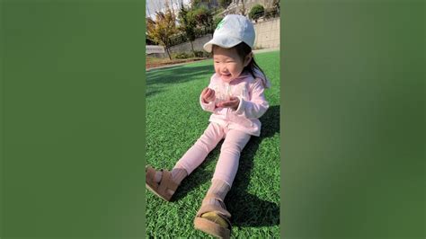 고양시 아기와 실내 갈만한 곳 향공공원 잔디밭에서 유모차와 노는 이나 👨‍👩‍👧 28개월 아기 이나 Youtube