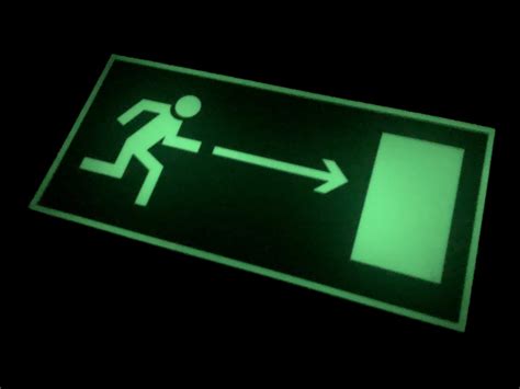 Знак эвакуации при пожаре Направление к эвакуационному выходу направо Е 03