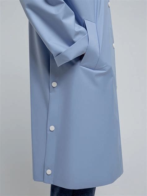 Непромокаемый плащ на кнопках с капюшоном Голубой арт 3034621i10050 купить в Москве СПБ и во