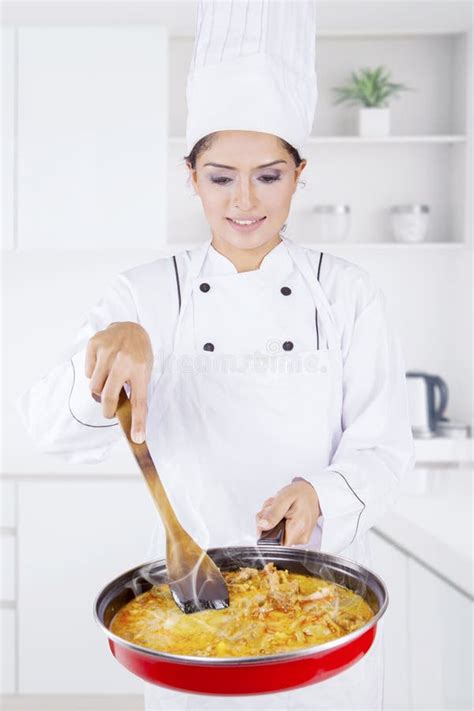 Cocinero De Sexo Femenino Indio Que Cocina La Sopa De La Tripa En Cocina Foto De Archivo