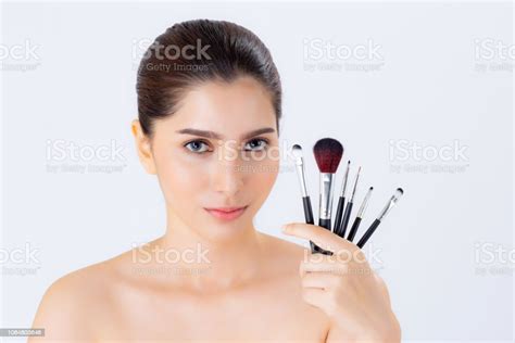 적용 세로 아시아 여자의 아름다움은 뺨 소녀 블러셔 스킨케어 및 화장품 개념의 아름 다운 흰색 배경에 고립의 많은 브러쉬