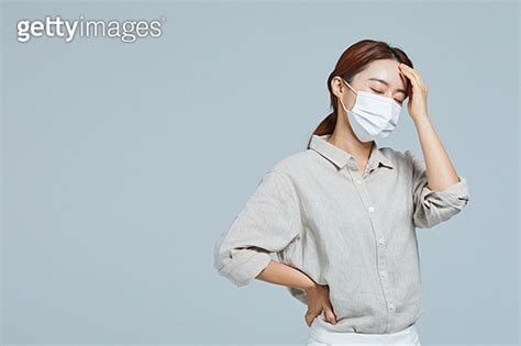 마스크 방호용품 코로나19 코로나바이러스 감기예방마스크 마스크 감기 두통 이미지 Jv12080879 게티이미지뱅크