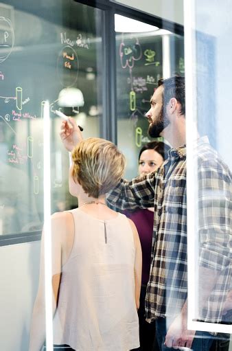 아이디어와 사무실에서 유리 보드에 대 한 계획을 논의 하는 사업 사람들의 그룹입니다 모임에 대한 스톡 사진 및 기타 이미지 모임 사무실 가리키기 Istock